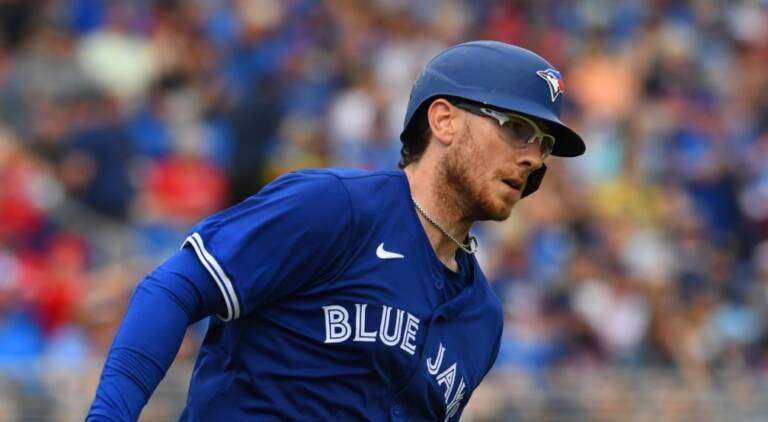 Danny Jansen s'est rendu trois fois sur les buts pour les Red Sox hier ...