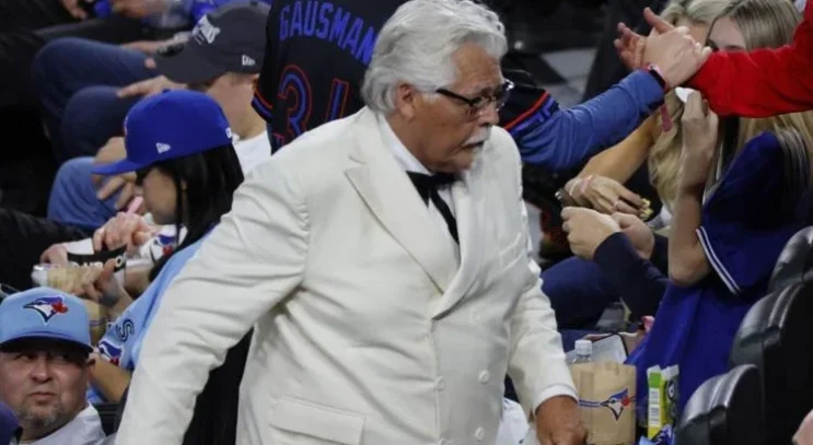 Voici pourquoi le colonel Sanders était derrière le marbre au Rogers ...